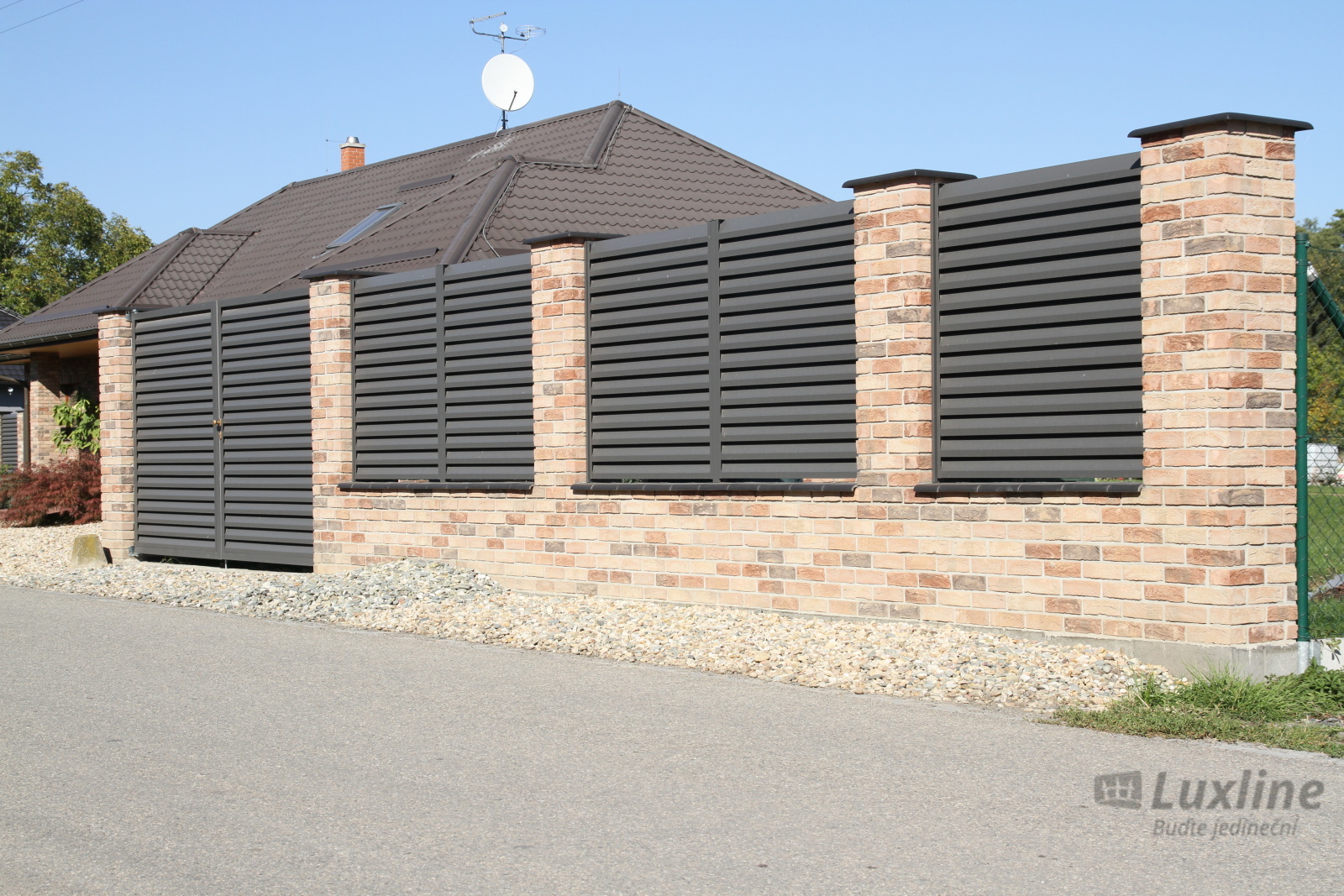 Okenicový plot, realizace č. 308 - Hliníkové ploty Luxline