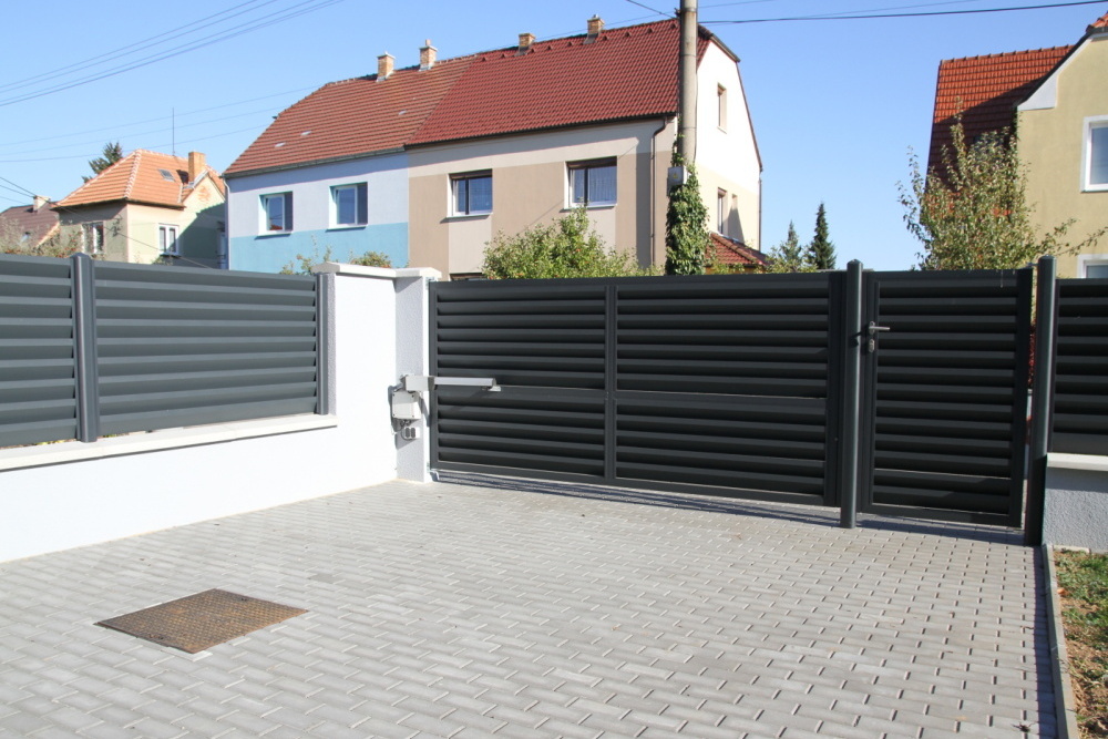 Okenicový plot, realizace č. 312 - Hliníkové ploty Luxline