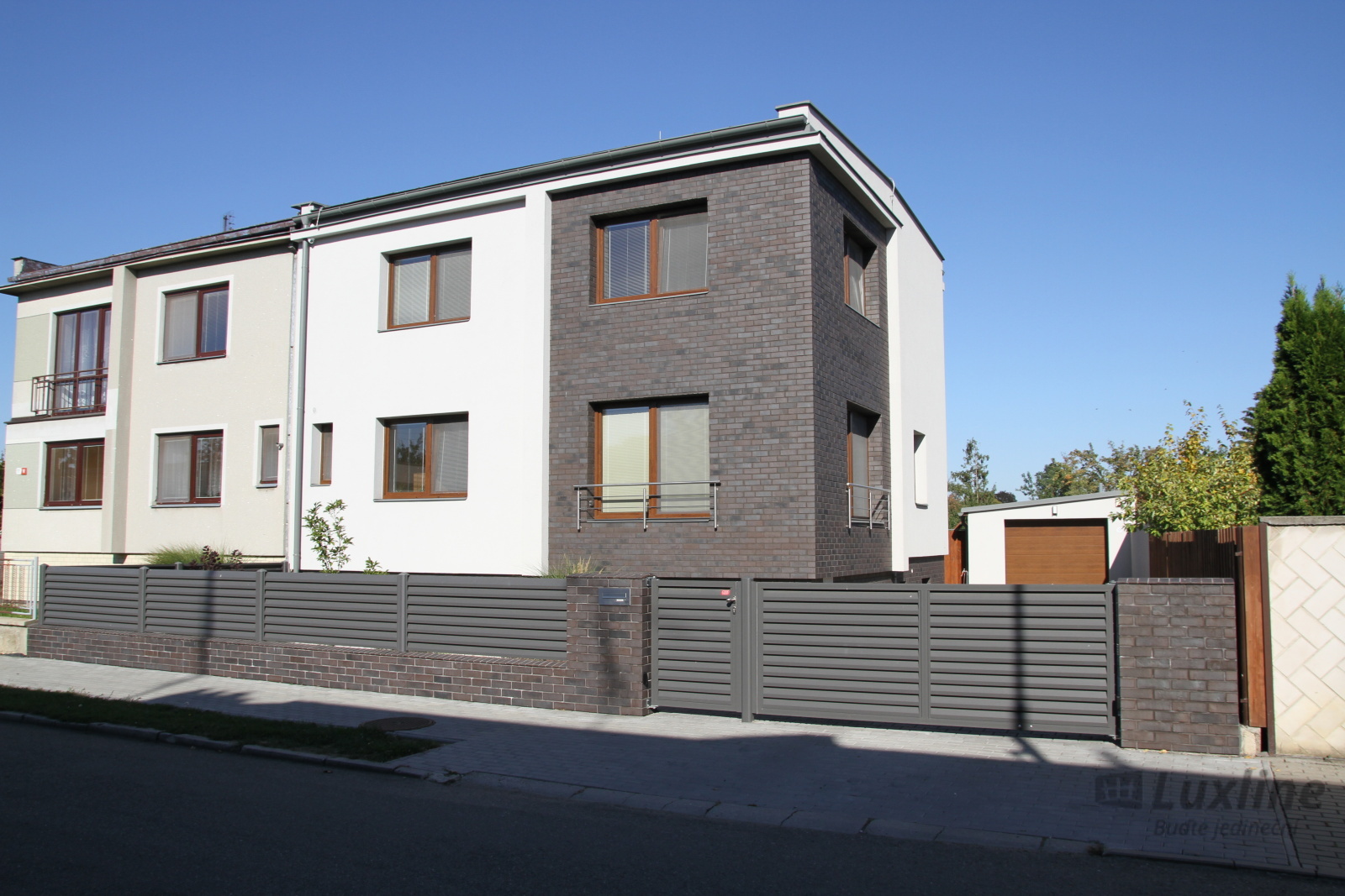 Okenicový plot, realizace č. 309 - Hliníkové ploty Luxline