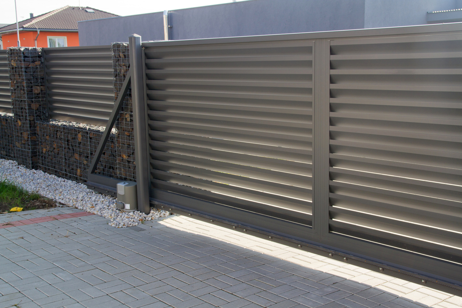 Okenicový plot, realizace č. 319 - Hliníkové ploty Luxline