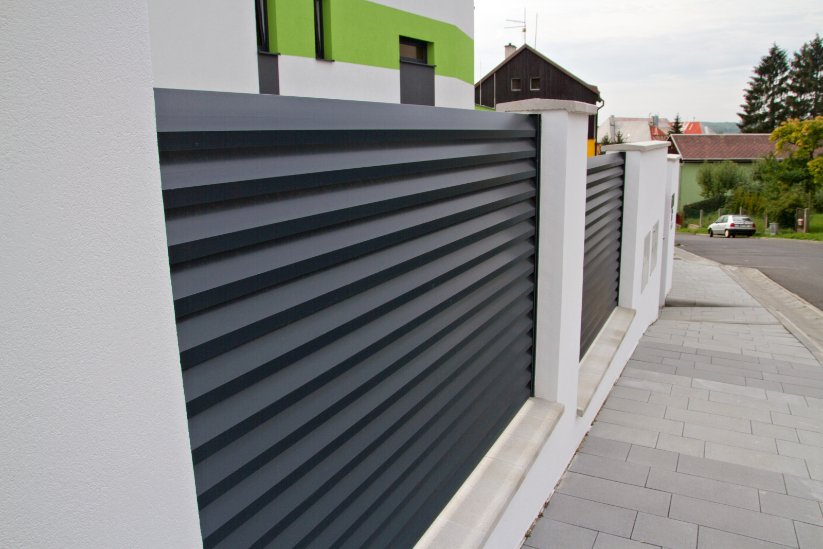 Okenicový plot, realizace č. 321 - Hliníkové ploty Luxline