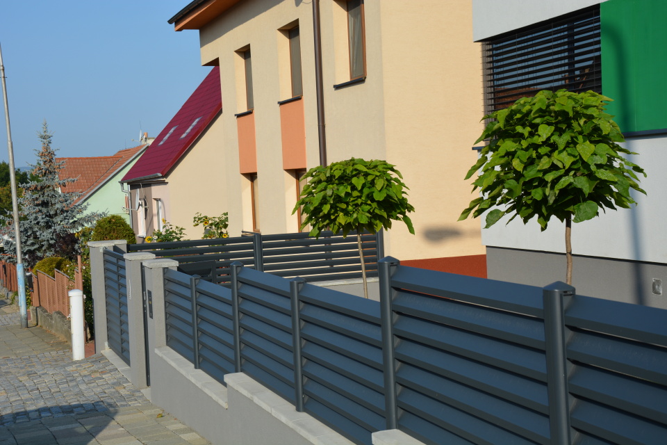 Okenicový plot, realizace č. 337 - Hliníkové ploty Luxline