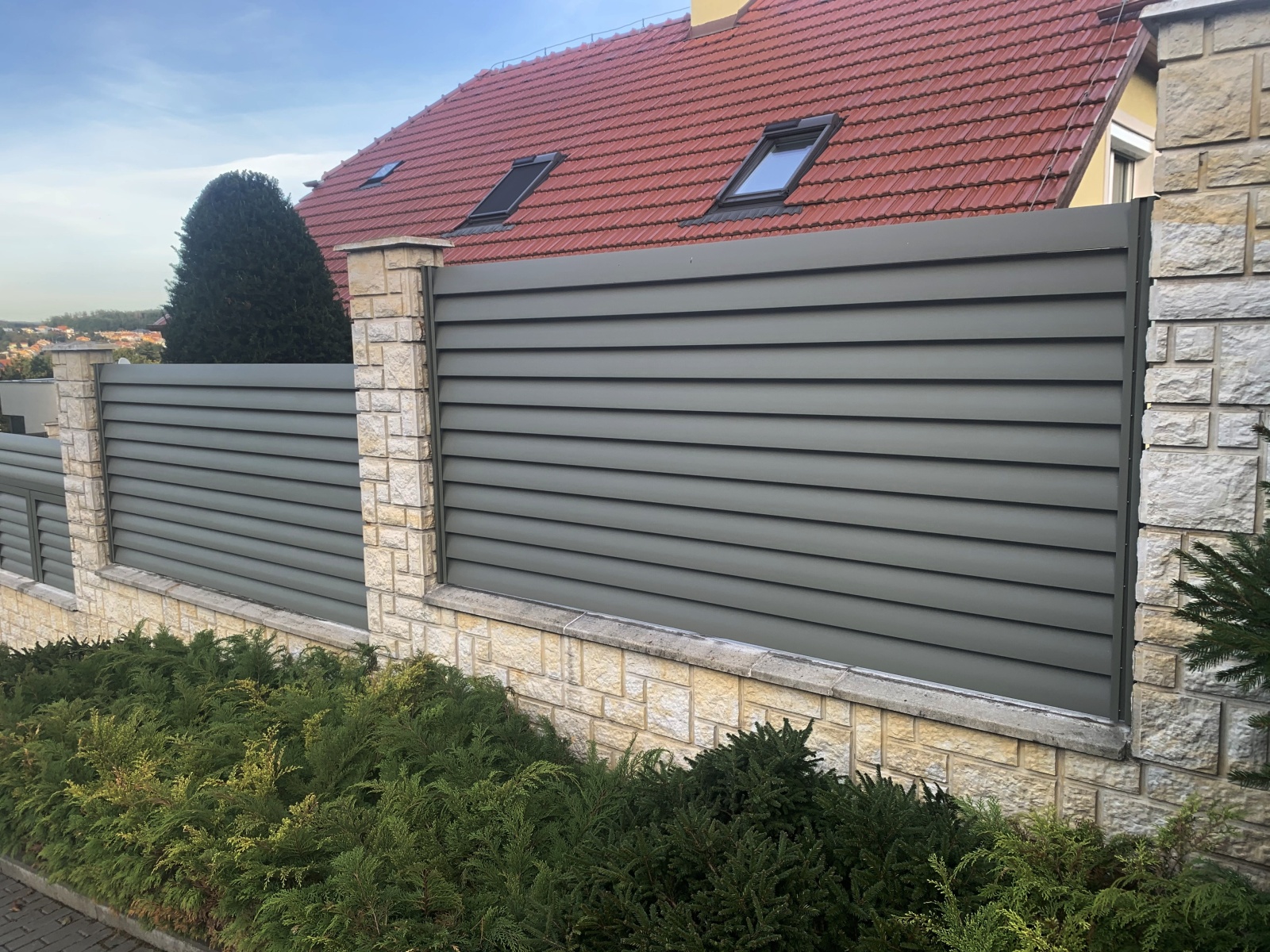 Okenicový kapkový plot, realizace č. 502 - Hliníkové ploty Luxline