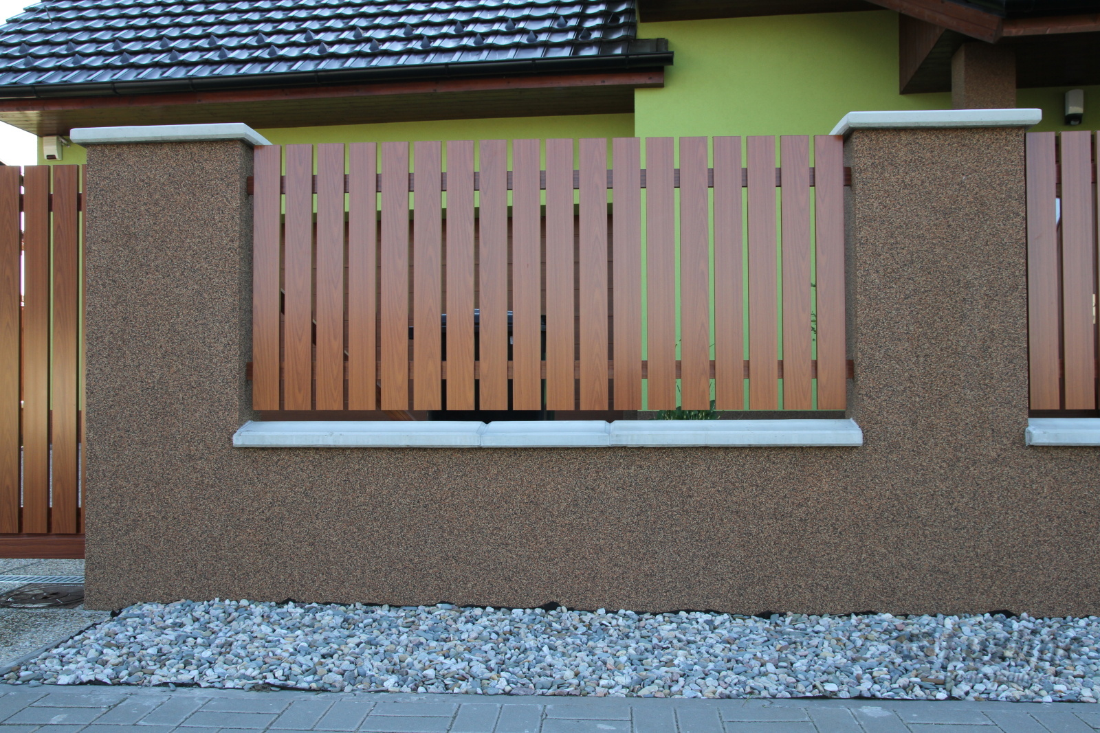 Plaňkový Medium plot, realizace č. 303 - Hliníkové ploty Luxline