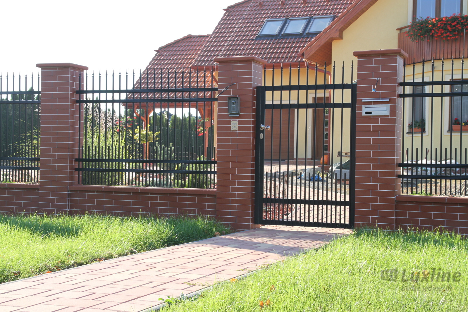 Tyčkový plot, realizace č. 304 - Hliníkové ploty Luxline