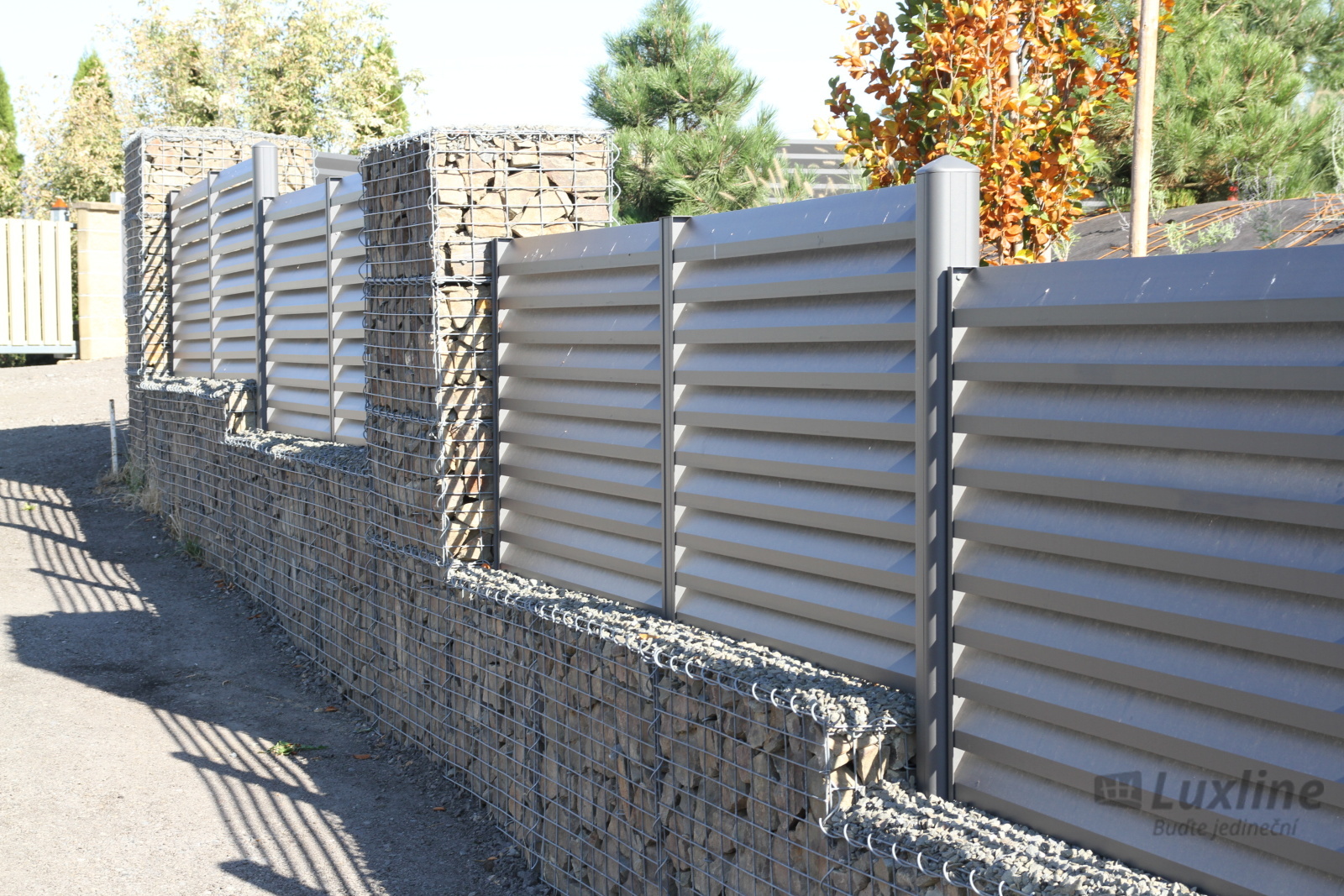 Okenicový plot, realizace č. 305 - Hliníkové ploty Luxline