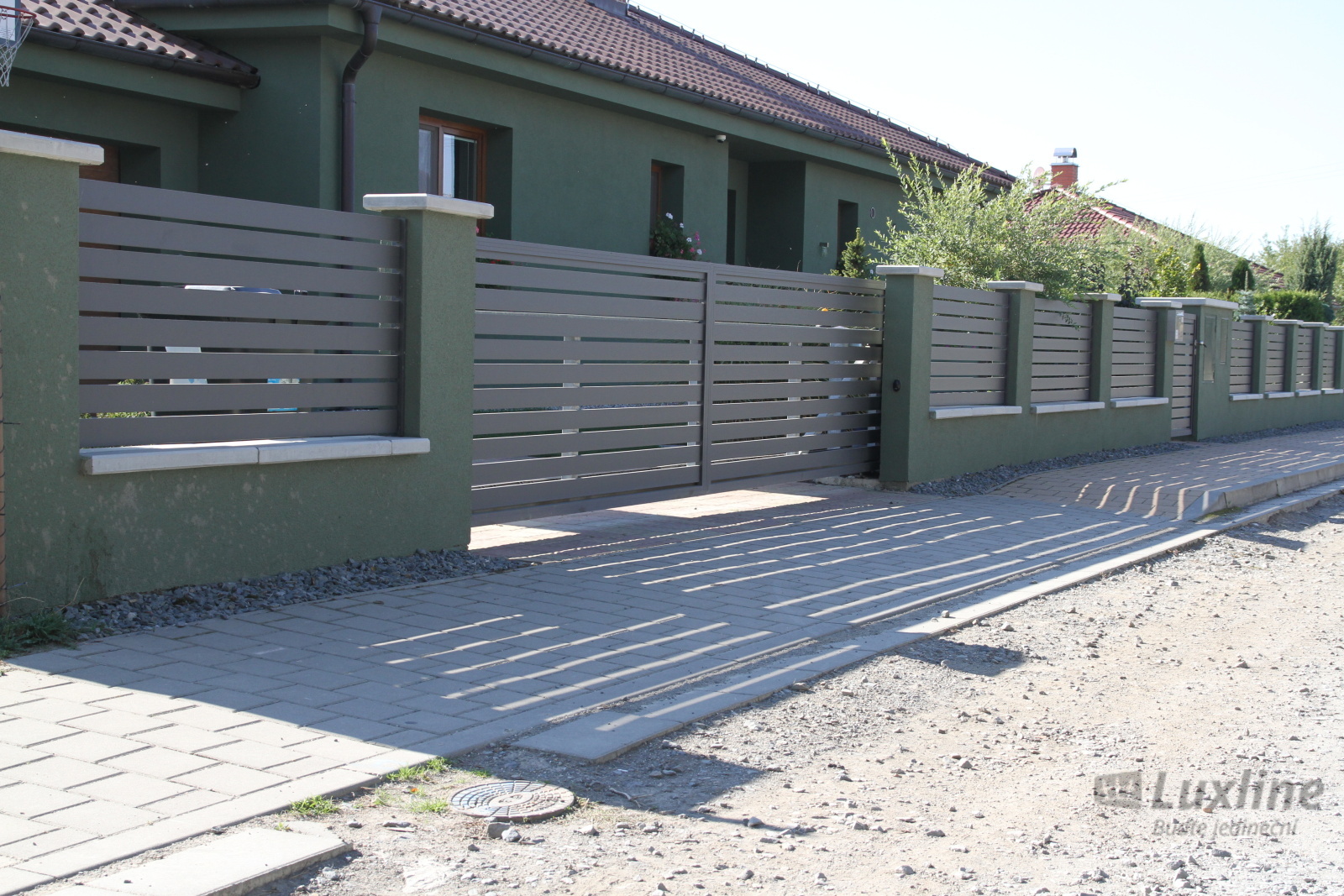 Plaňkový Medium plot, realizace č. 306 - Hliníkové ploty Luxline