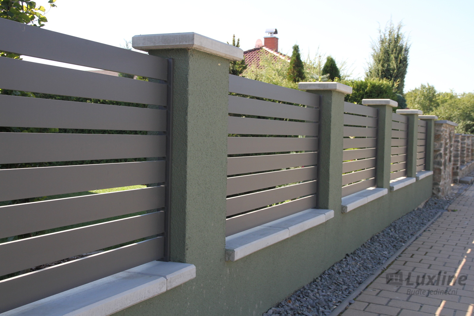 Plaňkový Medium plot, realizace č. 306 - Hliníkové ploty Luxline